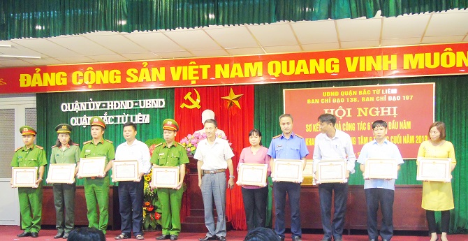 Kiểm sát viên Viện KSND quận Bắc Từ Liêm vinh dự được nhận Giấy khen của Chủ tịch UBND quận